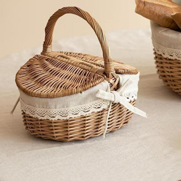 ■商品詳細仕様:素材: 籐 + リネン布※サイズはSサイズとLサイズがございます。詳細は写真にてご確認ください。パッケージ付属:1 × ピクニックバスケット《サイズバリエーション》S／L※ご注意※海外輸入品についてはの説明書がない場合があり...