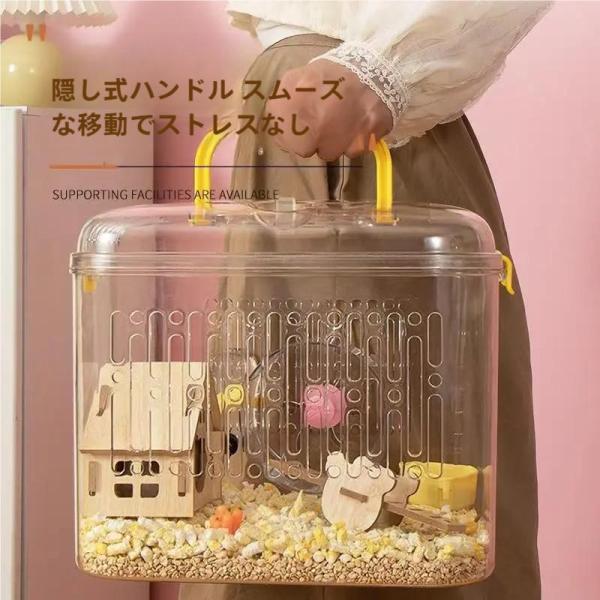 対象：ハムスター、ハリネズミ、リス、フクロモモンガ、モルモット、デグー、セキセイインコ、小鳥などの小動物 小鳥・小動物と一緒にお出かけや病院への通院に便利なキャリー。給水器、 餌入れと回し車もついているので、帰省・ケージ掃除の時などにお使い...