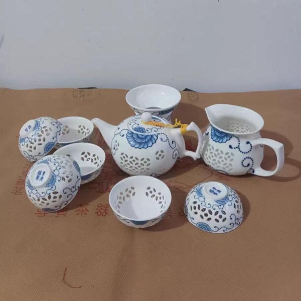 中国茶器 父の日 誕生日 ウーロン茶 急須☆絶妙な空の彫刻技術とともに、歴史、伝統のある磁器の技芸で焼いてきた茶器。☆茶器としての実用性だけではなく、芸術品としても雰囲気を営んでインテリアをすることできます。☆暇の日に、友達を誘ってお茶をと...