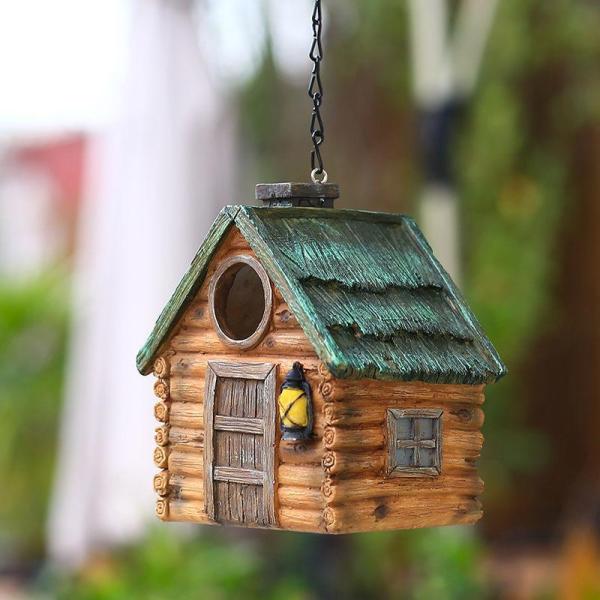 ハウスの形、明確で美しい質感、鳥のための安全な避難所を提供します。樹脂素材を使用し、安全で無毒、防湿性、頑丈で耐久性があります。ユニークなデザインの巣箱は、お家や庭に最適です。豪華なガーデンのアクセサリーです。鳥が簡単に出入りできるように特...