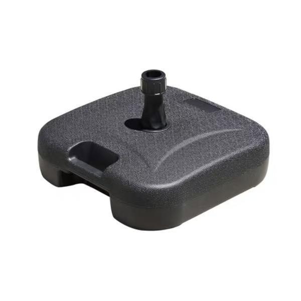 注水式パラソルベース中に水や砂を入れて使用するパラソルベーススタンドです。使用後は中身を抜くことで手軽に持ち運び・片付けが可能です。注水前は軽く、注水後はどっしりとした安定感があります。本体は取っ手付きで持ち運びしやすいです。パラソルスタン...
