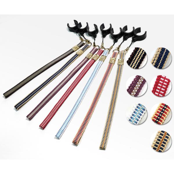日本古来の伝統工芸品・真田紐を使用したストラップです。縦糸と横糸によって織られる真田紐は、世界で最も幅の狭い織物と呼ばれています。関ケ原の戦いに敗れ、九度山に蟄居させられていた真田昌幸（幸村）・信繁父子が、これを作って生計を立てていたという...