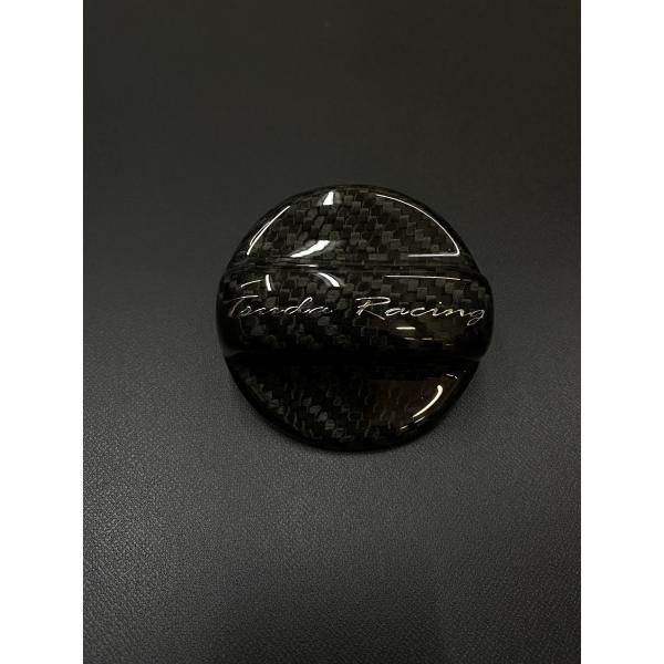 JB64/74用ドライカーボン製フューエルキャップカバー。給油口キャップの上から取り付けるカバーです。両面テープで張り付ける仕様なのでブレーキクリーナーなどで給油口キャップの油分を十分に除去してから取り付けて下さい。国内にて職人による手作業...