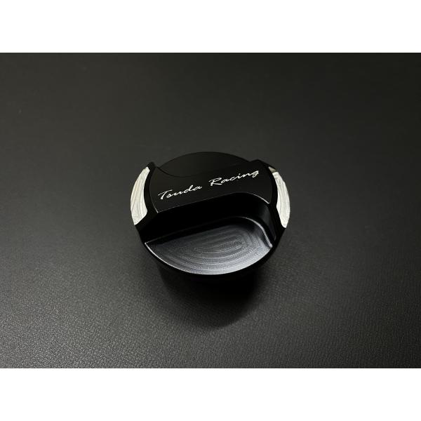 JB64/74用エンジンオイルキャップ。航空機用6061アルミ材から削り出して製作。その後ブラックアルマイト処理をし、さらに切削加工をして仕上げています。上部にはレーザーでTsudaRacingのロゴが刻印されています。当社オリジナルエンジ...