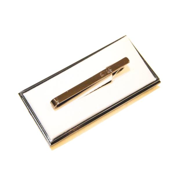 男性用の着物の衿元を固定できるS字型の「衿止めピン」です。衿崩れを防止できますので、長い時間着物をお召しでもきれいな着姿を保ちます。衿合わせのお好みの位置で、上前と下前それぞれの衿付けの縫い目の間に通して使用します。着物の他、ゆかたや襦袢に...