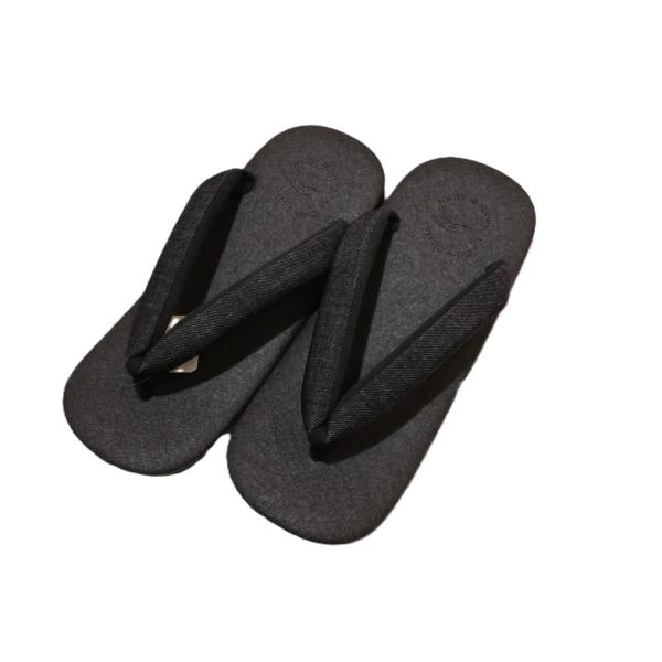 菱屋カレンブロッソのメンズ用の草履（Lサイズ）です。黒グレー色の台（天）に黒グレー色の布鼻緒になります。Lサイズの草履ですので、足のサイズが25.5cm〜26.5cmの方におススメです。（サイズはあくまでも目安になります。）こちらの草履はお...