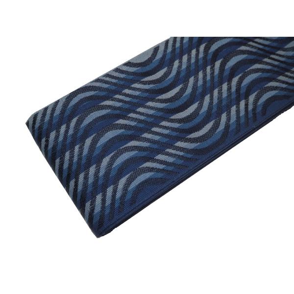 男物の正絹の博多織の角帯です。紺色のグラデーションの地に流水模様が入ります。絹100%ですのでポリエステルのような緩みがなく、しっかり結ぶ事ができます。裏面は紺色の地にグレー色の一本ラインの柄になります。リバーシブルですので、どちら側でも結...