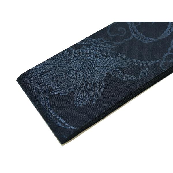 メンズ用のポリエステル素材の角帯です。リバーシブルになっていますので、表裏どちらでもお使い頂けます。表面は紺色の地に鳳凰の柄の地模様が入ります。裏面は紺色の地に１本のラインが入ります。着物の他、ゆかた用の帯としてもお使い頂けます。*****...
