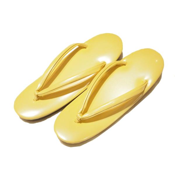 手ごろなお値段が嬉しい普段履きやお仕事履きにおすすめのウレタン素材の草履になります。クリーム色の台に同じクリーム色の鼻緒になります。ウレタン草履ですので側面、及び底は黒色になります。ウレタン底なので水が浸み込まず、雨の日などにも最適です。*...