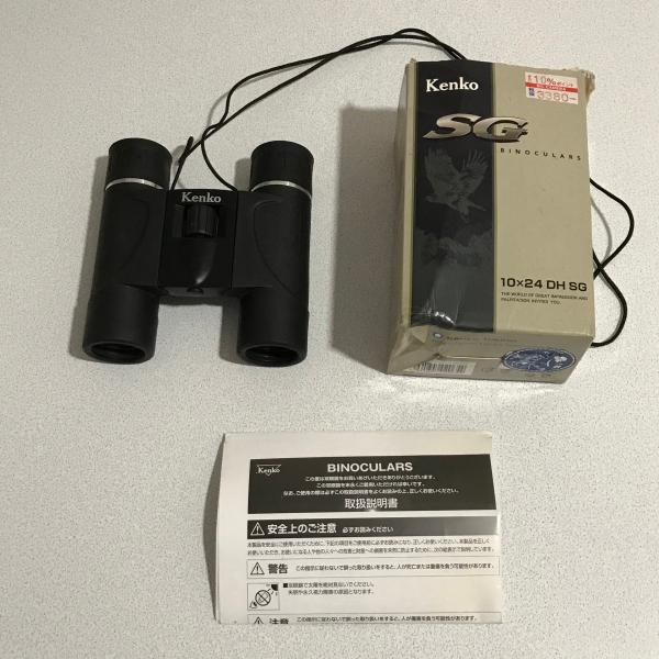 中古のケンコー製SG双眼鏡です。全体的にきれいです。本体と取扱説明書、外箱（傷みあり）のみとなります。バードウォッチングや演劇・お子様の発表会等の観劇にいかがですか。・概要メーカー…ケンコー型番…10X24 DH SG倍率…10倍※詳細はメ...