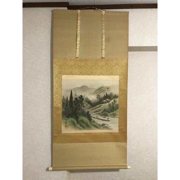 中古の掛軸です。絵柄は淡彩山水で味わい深く描かれております。表装は全体的に状態は良いです。銘と落款あります。共箱もそろっております。各所、画像にてご確認をお願いいたします。