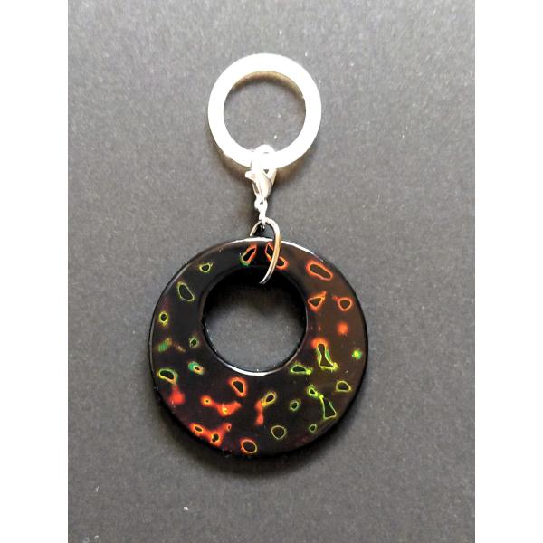 青森県の伝統工芸である津軽塗のアクセサリーにシリコンリングを付けましたシリコンリング　約15ｍｍ　（約40ｍｍまで伸びます）アクセサリー　直径：約2.5ｃｍ   　厚さ：中央部　約0.4ｃｍ　　　　　　　　　　　外側部　約0.2ｃｍ　　　　...