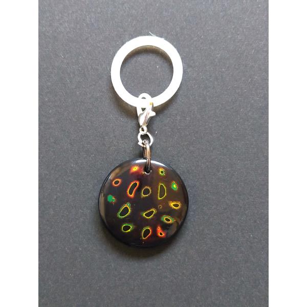 青森県の伝統工芸である津軽塗のアクセサリーにシリコンリングを付けましたシリコンリング　約15ｍｍ　（約40ｍｍまで伸びます）アクセサリー　直径：約2.5ｃｍ   　厚さ：中央部　約0.4ｃｍ　　　　　　　　　　　外側部　約0.2ｃｍ　　　　...