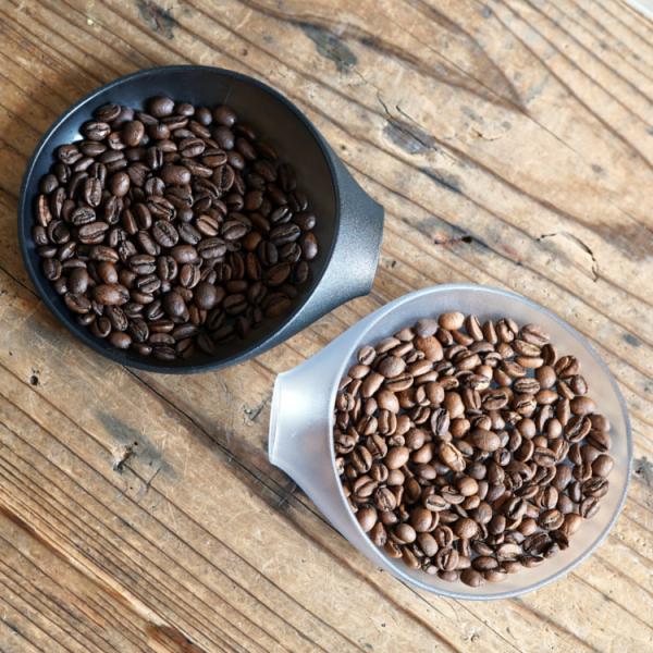 よりよい一杯を追求する、バリスタの願いから生まれたブランド「ORIGAMI」。すべてのバリスタのために作られたビーンズトレーです。広い平面と筒状の注ぎ口を備え、機能性とデザインを兼ね備えたツールです。毎日のコーヒーを、より精密で安定した味わ...