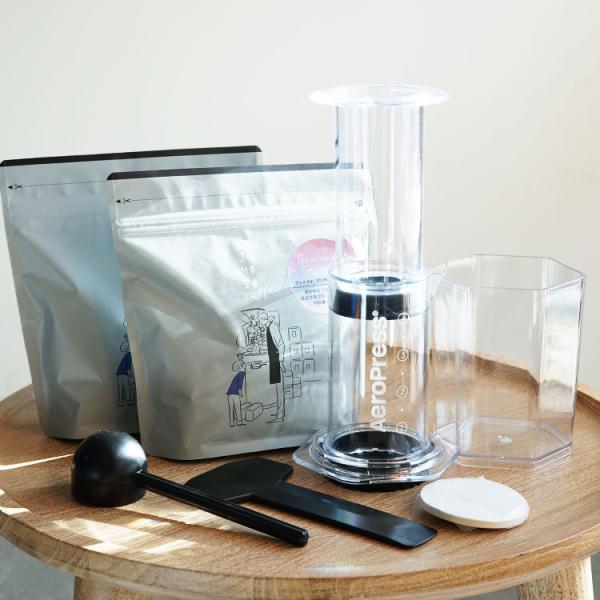 【セット内容】・AeroPress Coffee Maker Clear・AeroPress Carafe・浅煎り スペシャルティコーヒー豆 200g・中深煎り スペシャルティコーヒー豆 200g空気の力を利用した人気のコーヒー抽出器具「エ...