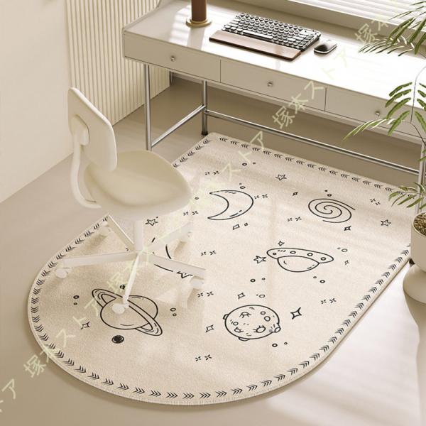 【発売日：2024年04月01日】素材：ポリエステル商品の特徴★椅子を引いたり、移動をしたりと動きの多いダイニングで気になっていた、音を軽減致します。また、フローリングの傷つき防止にも最適です。床やフローリングを傷から守ります。★夜中にゲー...