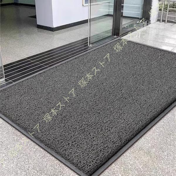 【発売日：2025年09月29日】素材：PVC　厚さ約15mm機能：滑り止め、防音、泥落とし、除塵、オールシーズン特徴★室内でも屋外でも使える玄関マットです!凹凸のある表面が、家の中に持ち込みたくないホコリや汚れ、水などの雜質をしっかりキャ...