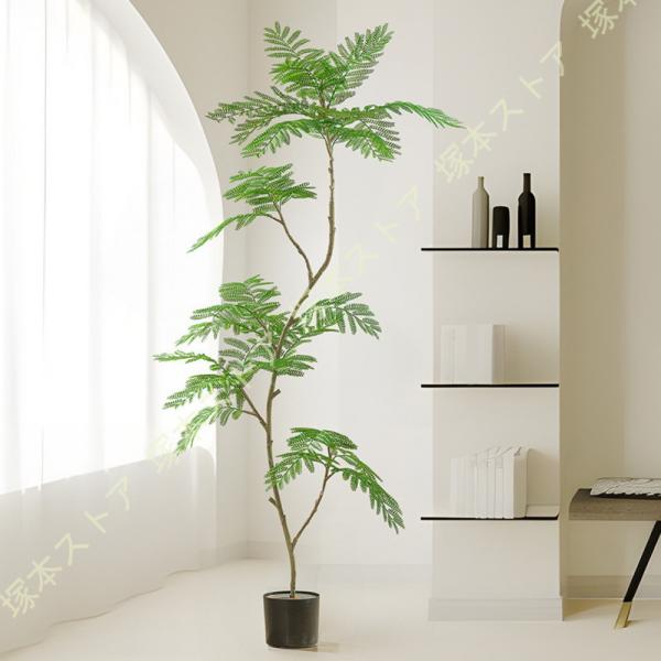 【発売日：2025年08月07日】【梱包内容】人工観葉植物 x1 ＋ 黒いプラスチックの鉢 x1! ※写真の白い鉢カバーは撮影用ですので含まれておりません!南国の神秘的な緑をあなたの庭へ!本物のような人工ジャカランダで、季節を問わず優雅な雰...