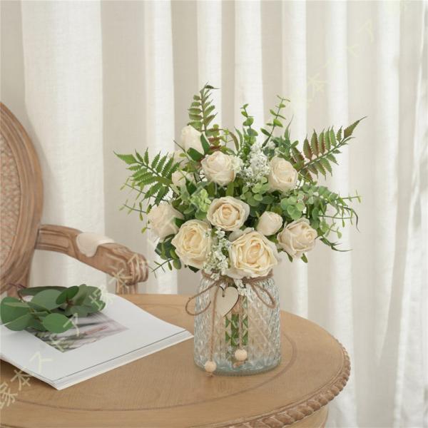 【発売日：2026年03月04日】【セット内容】シルク造花+ガラス花瓶造花花束なので、花瓶に入れて結構です、世話、水なども不要なので、親切です!好きなら、「ずっとあなたのそばに守りなさい」!お部屋を瞬時に華やかにする、造花とガラス花瓶のセッ...