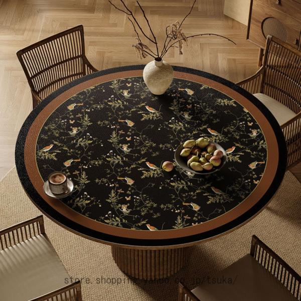 【発売日：2025年05月17日】素材：PUレザー★このテーブルクロスは、PUレザー製で、丈夫、耐摩耗性、柔らかく、変形せず、収縮せず、滑りにくく、臭いがありません。★防水加工なので、ほとんどの水性および油性の液体をはじきます。液体がビーズ...