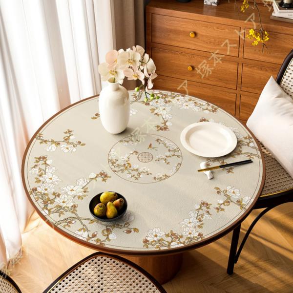 【発売日：2025年12月25日】素材：puレザー★このテーブルクロスは、PU製で、丈夫、防水、耐摩耗性、柔らかく、変形せず、収縮せず、滑りにくく、臭いがありません!★防水加工なので、ほとんどの水性および油性の液体をはじきます!液体がビーズ...