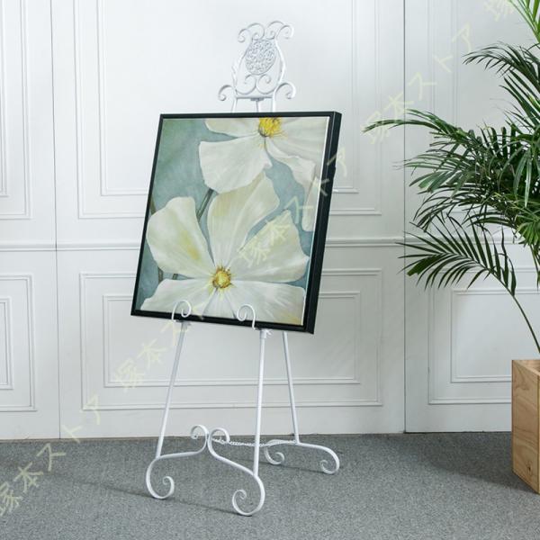【発売日：2025年11月27日】1.素材：鉄 パッケージ：写真フレームなし2.背の高い金属イーゼルは耐久性のある鉄でできています!3.ディスプレイスタンドは、揺れにくい安定した三角形構造になっています!4.金属製イーゼルのフックは位置調整...