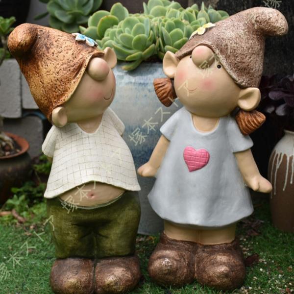 【発売日：2025年10月11日】ガーデニング雑貨 置物★玄関やエントランスやお庭またエクステリアに★お顔がなんと言っても可愛い★玄関で待ってくれているウエルカムオーナメント★アンティークな仕上げなので、お庭や外にも飾れます!素敵なオブジェ...