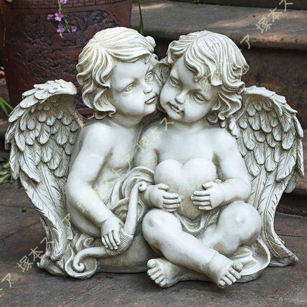 【発売日：2025年08月05日】置物 天使□愛らしい天使のガーデンオーナメントです!表面コーティングは製品を保護し、耐久性、耐候性、耐日光性、防水性を備えています!□自然の中で風雪にさらされながら、ゆっくりと変化していくオーナメントの表情...