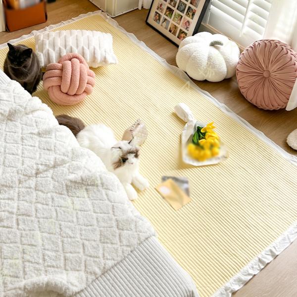 【発売日：2023年04月27日】【ご来店ありがとうございます】 特徴●おしゃれ： カーペットを変えるだけでお部屋の雰囲気はぐっと違うものに変わります。仕事から家に帰って、この可愛いカーペットを一目見ると、疲れを一掃されます。●機能：保温、...