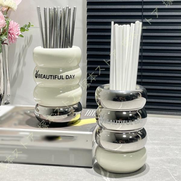 【発売日：2023年07月12日】商品の説明オシャレな箸立て【製品】A=約9.5*15cm。材質：セラミック素材。具体的な製品とサイズは画像の説明を見てください。注意：製品は箸置きに限り、他の撮影品は含まれていません！ 【便利で実用的】どこ...