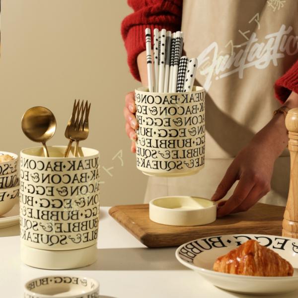 【発売日：2023年07月12日】商品の説明オシャレな箸立て【製品】A=11*15cm。材質：セラミック素材。具体的な製品とサイズは画像の説明を見てください。注意：製品は箸置きに限り、他の撮影品は含まれていません！ 【便利で実用的】どこに何...