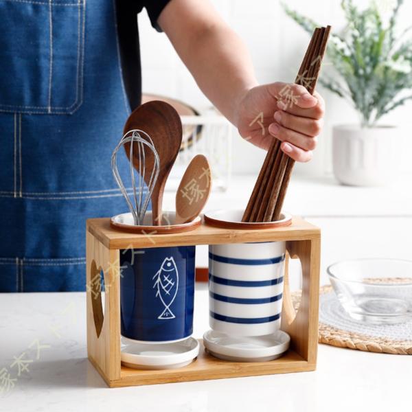 【発売日：2023年07月12日】商品の説明オシャレな箸立て【製品】20.8*10.2*14.2cm。A=1個入り。材質：ウッド+セラミック素材。具体的な製品とサイズは画像の説明を見てください。注意：製品は箸置きに限り、他の撮影品は含まれて...