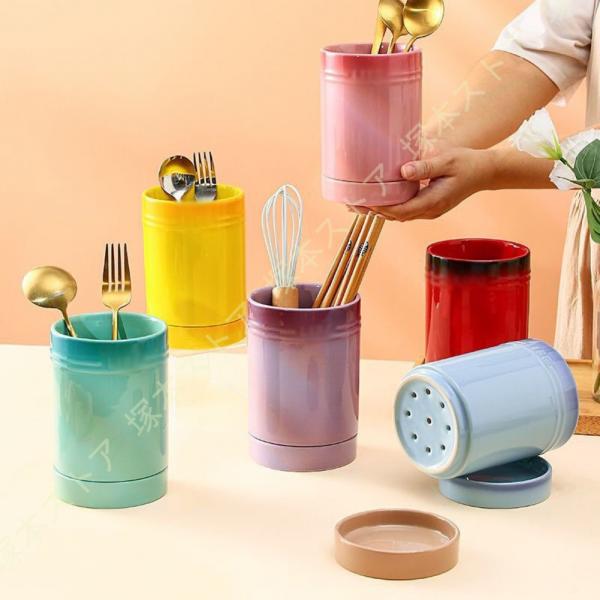 【発売日：2023年07月12日】商品の説明オシャレな箸立て【製品】A=約10.4*15.4cm（水受けトレイ付き）。材質：セラミック素材。具体的な製品とサイズは画像の説明を見てください。注意：製品は箸置きに限り、他の撮影品は含まれていませ...