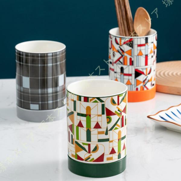 【発売日：2023年07月13日】商品の説明【目を引くおしゃれなスタンド】・美しく収納できて取り出しやすいカトラリースタンド 【便利ポイントいろいろ】・収納しながら水切りも乾燥もできるすぐれもの・水切り設計、食器キッチンツールをスッキリ清潔...