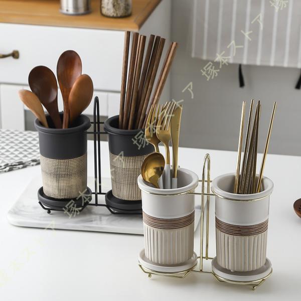 【発売日：2023年08月28日】商品の説明【現代のシンプルな水切り箸立て、分類収納、取り外し可能な洗浄】サイズA=約20*19*8.5cm。材質：セラミック製。注意：製品は箸立て に限り、食器は含まれていません！【シンプルなデザイン】お箸...