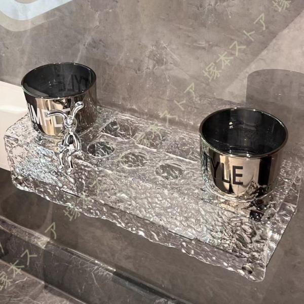 【発売日：2023年04月19日】商品の説明◆材質：PVC、ガラス◆カラー：写真通り◆サイズ：2本のコップスタンド=35*10*26cm(歯磨きコップ×2)、歯磨きコップ（ガラス）=9*11.5cm。空気の柱で包装されています。製品図を見て...