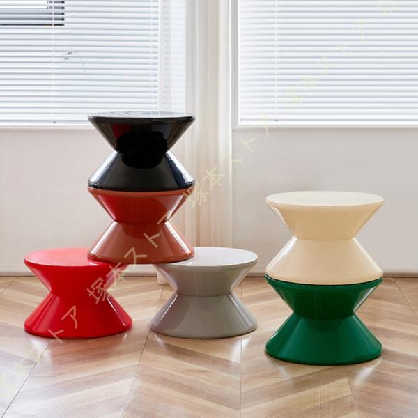 【発売日：2026年03月03日】目を惹くユニークな幾何学的フォルムが、アクセントファニチャーとしてインテリアを彩ります!ソファやベッドのサイドテーブルとして、または実用的なスツールとして腰掛けてお使い頂くことも可能です!本体は両手で簡単に...