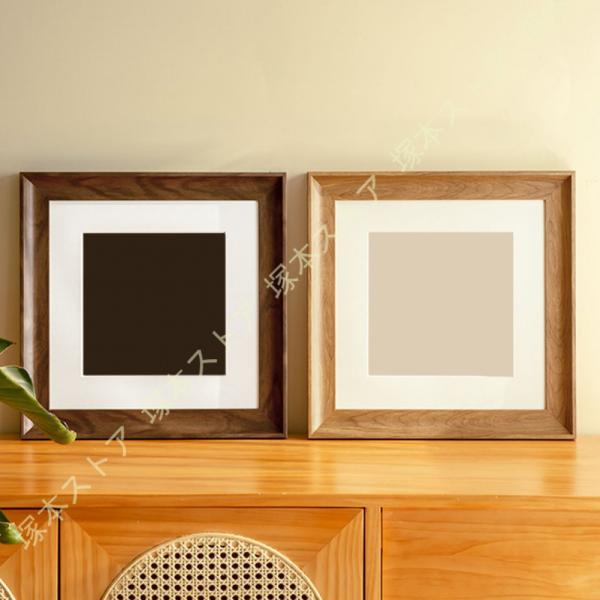 【発売日：2025年06月24日】落ち着いたカラーと線的でシンプルな額縁のデザインで、お部屋のコーディネートに合わせやすいスクウェア額縁です。  洋室や和室、玄関など飾る場所を選ばないのも特徴。 上品なフォトフレームで中の写真を引き立たせて...