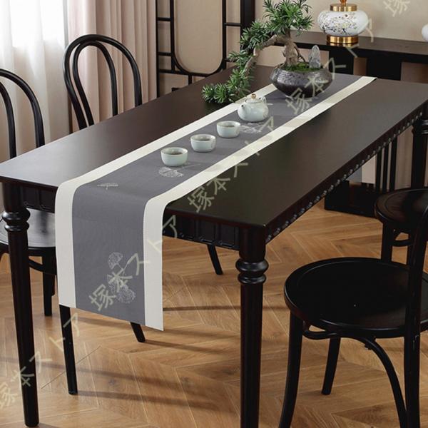 【発売日：2025年07月15日】★テーブルクロス ホテル レストランをインテリアの一つとして、シンプルで明るいお部屋を彩ります。こたつの天板・卓上にも最適！簡単に洗浄。★どんな空間にも馴染む柄、テーブルを華やかに演出してくれるテーブルカバ...