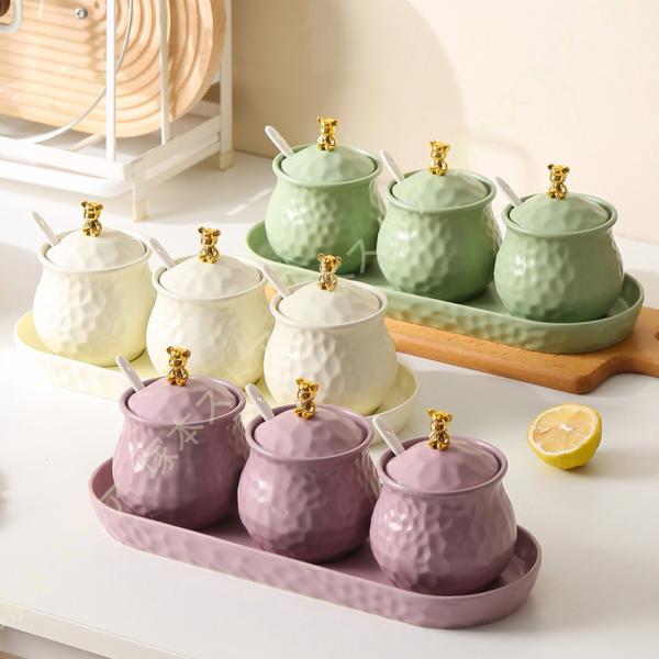 【発売日：2023年03月23日】商品の説明サイズ（1個）：8.5*8.5cmサイズ（トレイ）：33.5*12.8cmA=3個セット（3個）/色：ホワイト/グリーン/パープル材質：セラミックス調味料ボックスは、キッチンをきれいに整頓するのに...