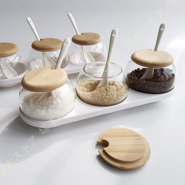 【発売日：2023年03月23日】商品の説明単一サイズ（230ML）：8.2*6.2cmA=3個セット色：透明材質：ガラス調味料ポット ワイドと専用台座小さじスプーン付 調味料がかたまりにくい、パッキンがついた調味料ポットとぴったり収まる専...