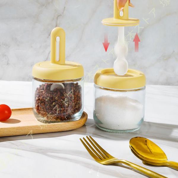 【発売日：2023年03月16日】商品の説明調味料ポット 4個セットサイズ：約8×14cm【A=台座付きです，B=台座はありません】色：ホワイト/オレンジ/グリーン材　　質：ボトル：耐熱ガラス；フタ：合金（台座）、シリコンゴム。食品グレード...