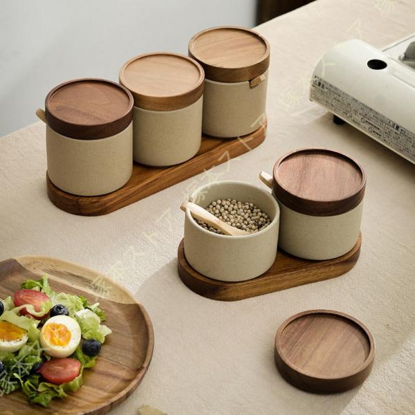 【発売日：2023年03月28日】商品の説明材質：セラミックス+木蓋Sサイズ（225ml）：約8.5×7.5cm3個セット（トレイ付き）=S*3、2個セット（トレイ付き）=S*2、1個（トレイなし）=S小さなスプーン片手操作ふたをひっくり返...