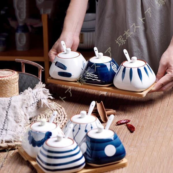 【発売日：2023年03月29日】商品の説明サイズ（300ML）：9.5×8cm4個セット：A=トレイなし、B=トレイ付き素材：セラミック+木製トレイ優れている素材陶器ででできた収納缶として、空間を省き、湿度、虫、ほこりなどが防止でき、長時...