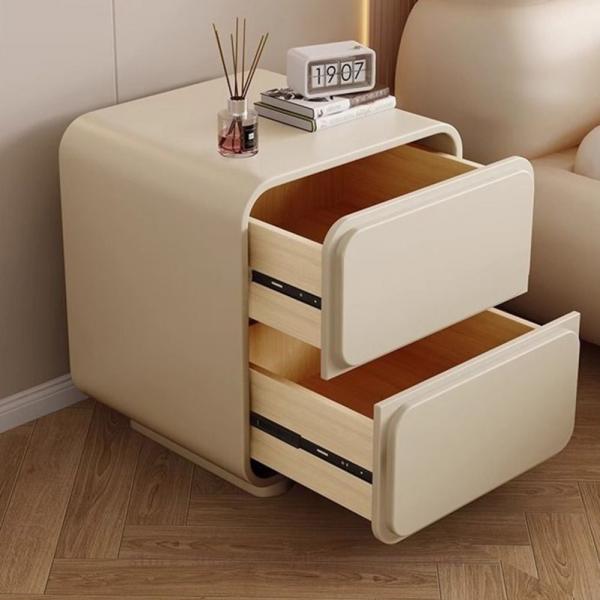 【発売日：2025年01月07日】★【正確なサイズは、ページで写真で確認できます。】★【潤沢な木目】：潤沢な木目ときめ細かく滑らかな手触りが特徴で、欠点が少なく、色と模様がより均質なグレードです。 キャビネットは、ベッドに寝たままでも引き出...