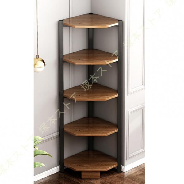 【発売日：2025年12月26日】■こんな場所で使えます!・リビングでインテリアや日用品の収納に!・トイレ個室に置いてロールペーパーやウェットタオル置きに!【便利;省スペース】お部屋の角にピッタリ付けて飾れるラックです!床面積を節約しながら...