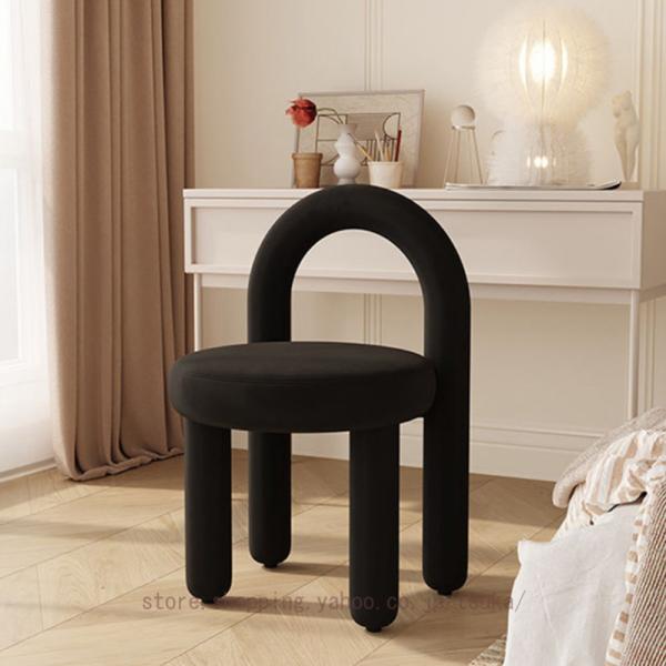 【発売日：2025年06月11日】【傷つき防止の安心設計】お部屋の床に傷を付けないように、脚裏に傷防止のためのフェルトが貼られております。傷防止の同時に、滑り止めで全体の安定性も向上します。【使用場所】モダンで可愛いチェアはホーム、ダイニン...