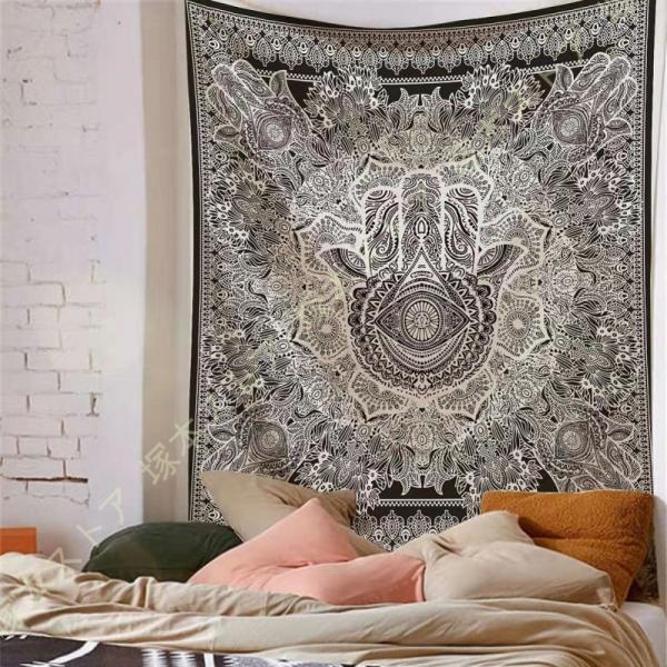 【発売日：2024年09月19日】素材：ポリエステル100％※13cm誤差がある場合がございます。※本商品にライトは付属しておりません。商品説明お店、お部屋を彩る空間をあなたのお部屋に。大きなサイズのタペストリーは、壁の装飾やカーテン、テー...