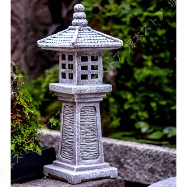 【発売日：2025年10月21日】商品の仕様・素　材：レジン・樹脂・サイズ： 商品の詳しいサイズについて、画像でご覧下さい!【人気のポイント】★この屋外灯篭型ライトは、太陽の光を利用して白昼充電し、夜に自動的に明るく輝きます!電池の心配なし...