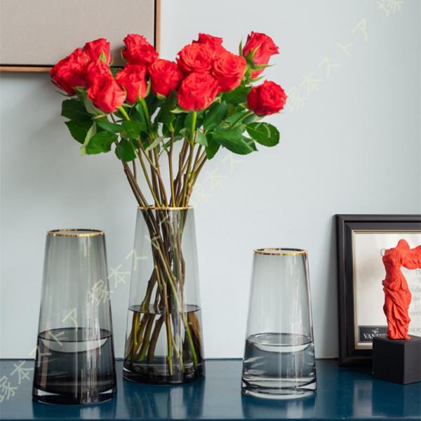 【発売日：2023年05月10日】「商品について」小さめサイズですので場所を取らず、卓上にも飾りやすいサイズの花瓶です。ちょこんとお花があるだけで癒されます。またクリアガラスはお花を引き立て邪魔をすることは有りません。お花を飾って華やかなお...